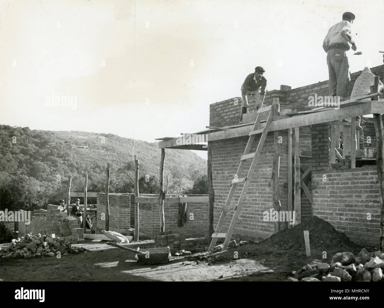 Snapshot of brick layers, building a structure Stock Photo - Alamy