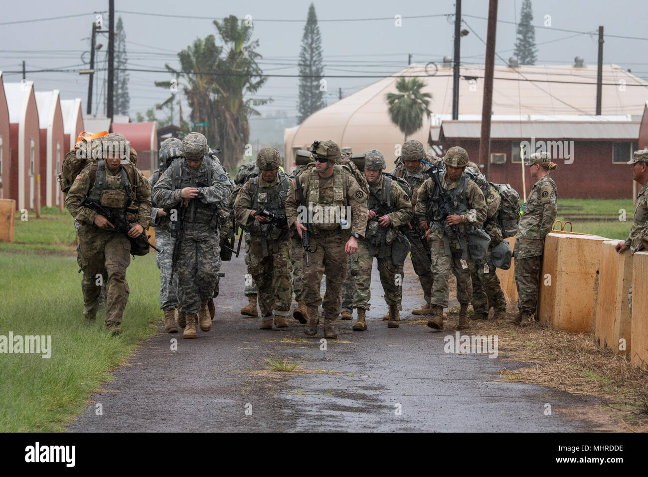 Hawaii Army National Guard and Reserve Soldiers begin a 12-mile ruck ...