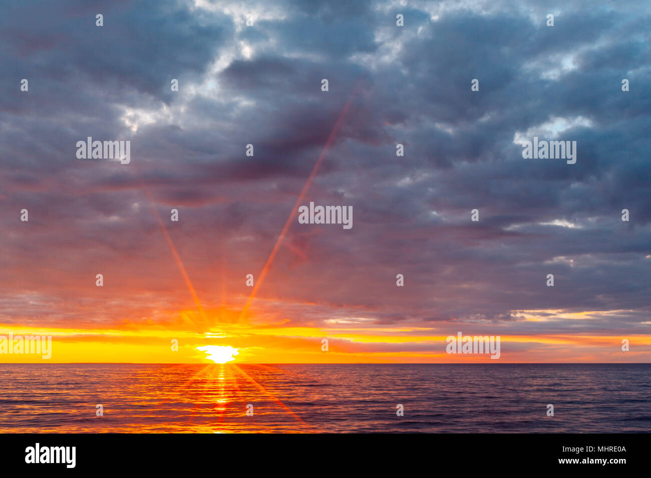 Sun setting into the ocean hi-res stock photography and images - Alamy