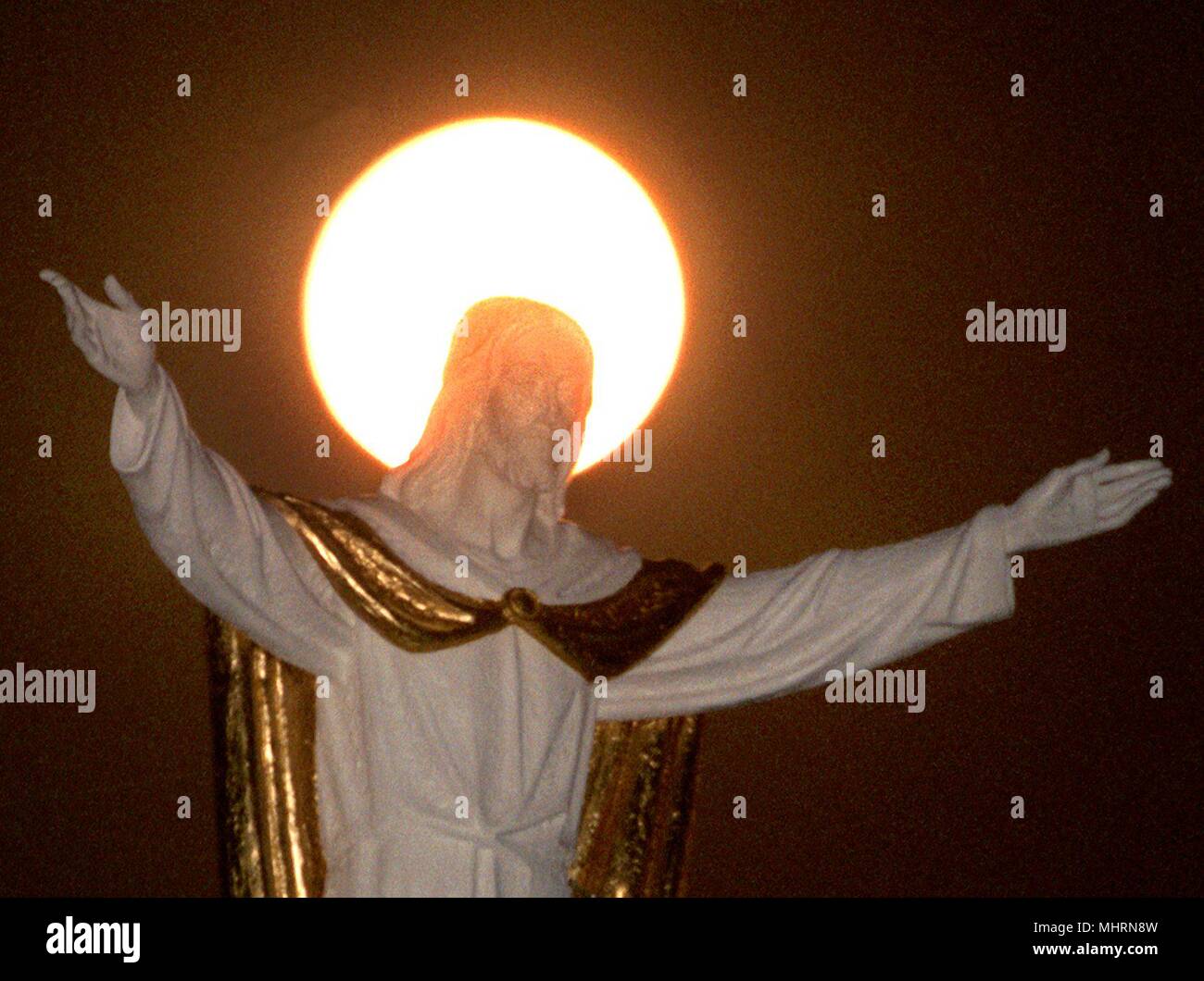 Gloriole. The full moon illuminates in the aftert to Tuesday (27.7.1999 ...