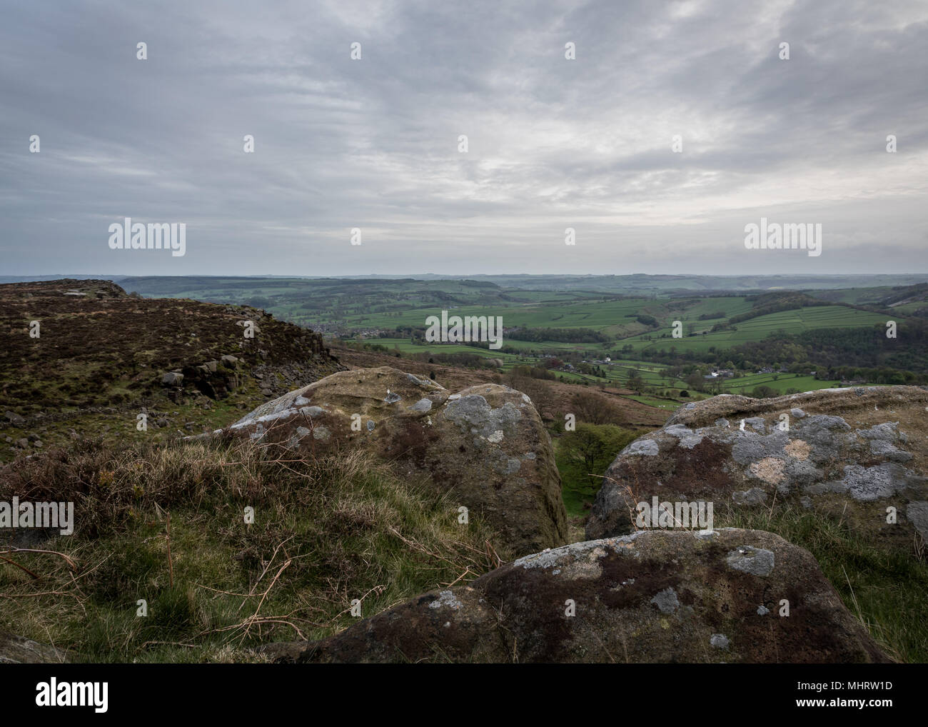 Curbar Edge sunset. A cloudy sunset at the rocky, Curbar Edge in the ...
