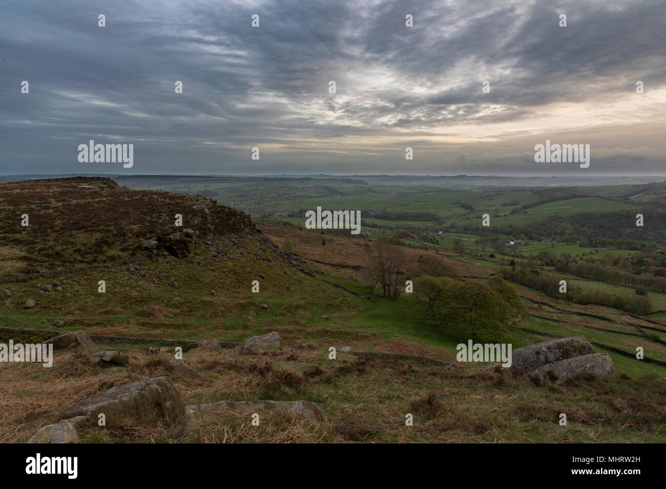 Curbar Edge sunset. A cloudy sunset at the rocky, Curbar Edge in the ...