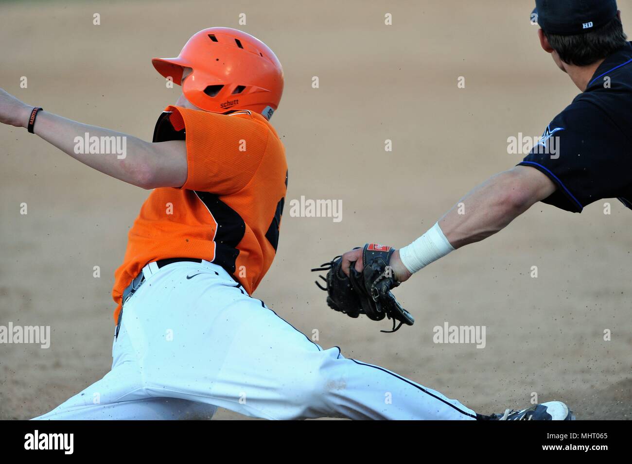 Baserunner slide sliding hi-res stock photography and images - Alamy
