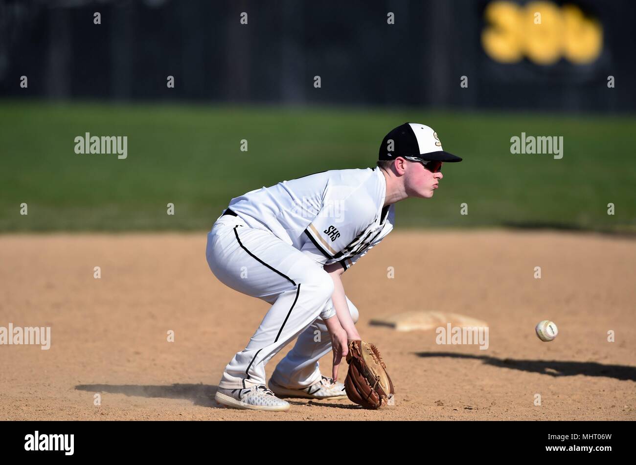 Baseball infielder hi-res stock photography and images - Alamy