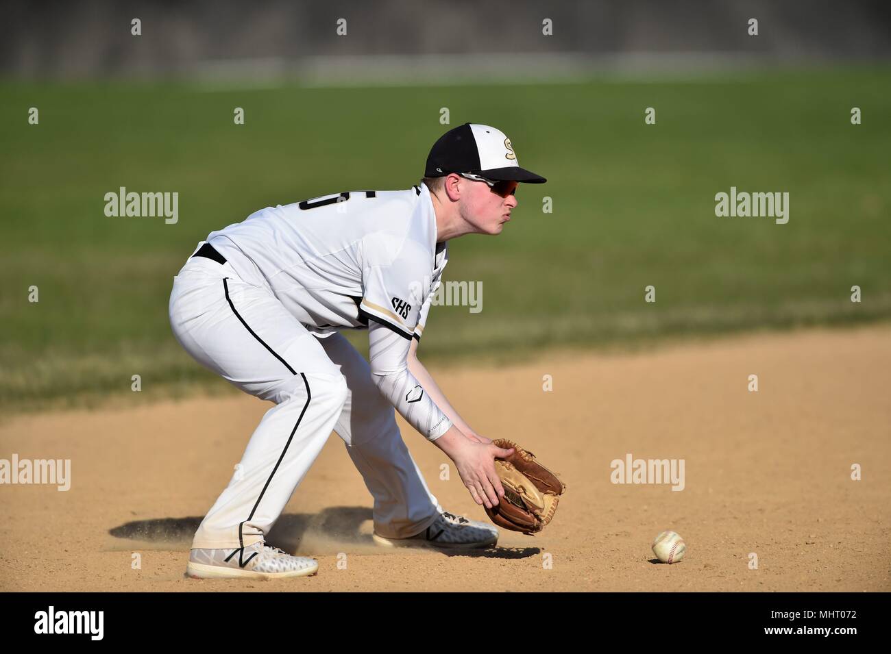 Baseball infielder hi-res stock photography and images - Alamy