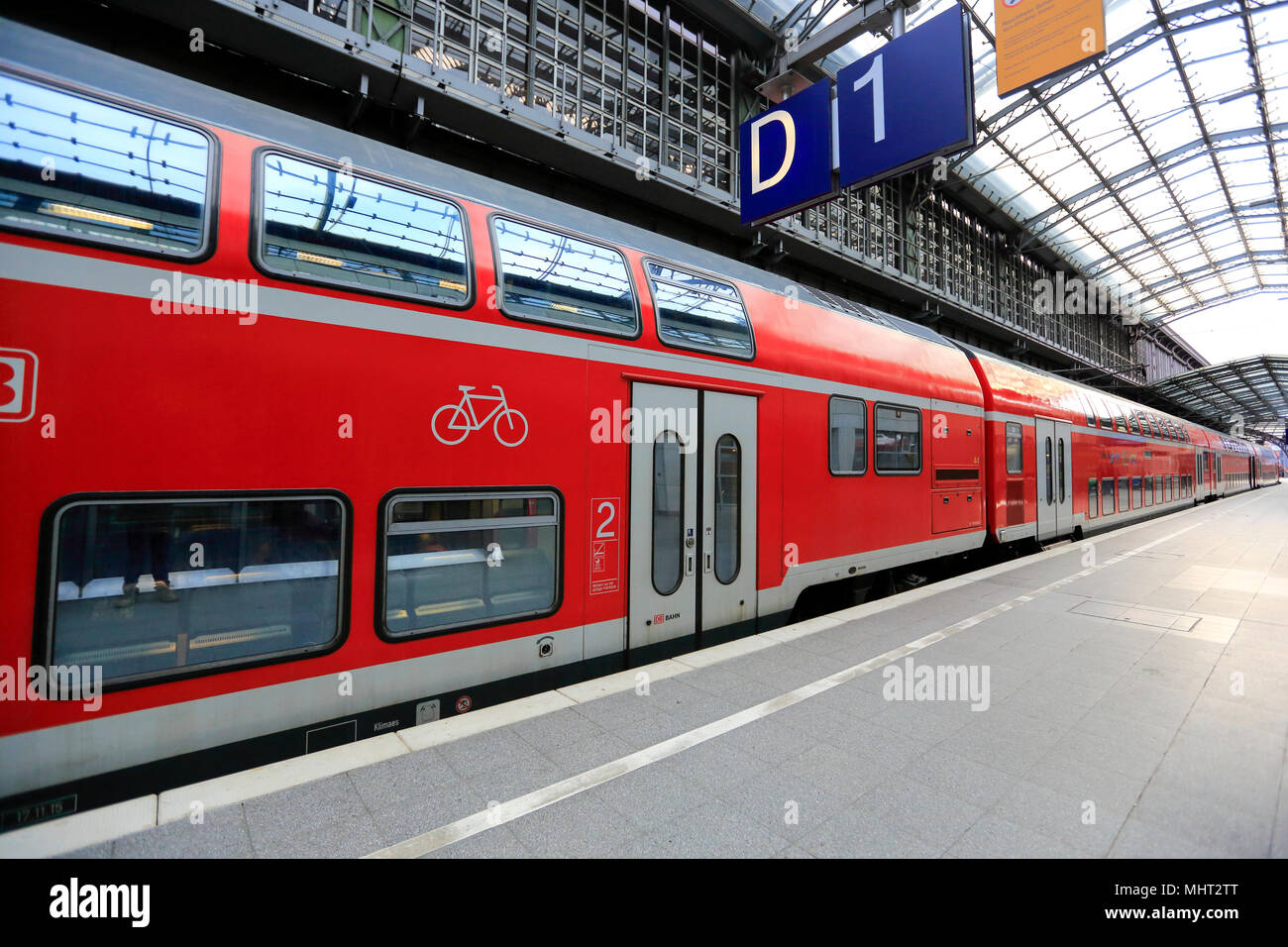 Cologne Central Railway Station in Cologne, North Rhine-Westphalia ...
