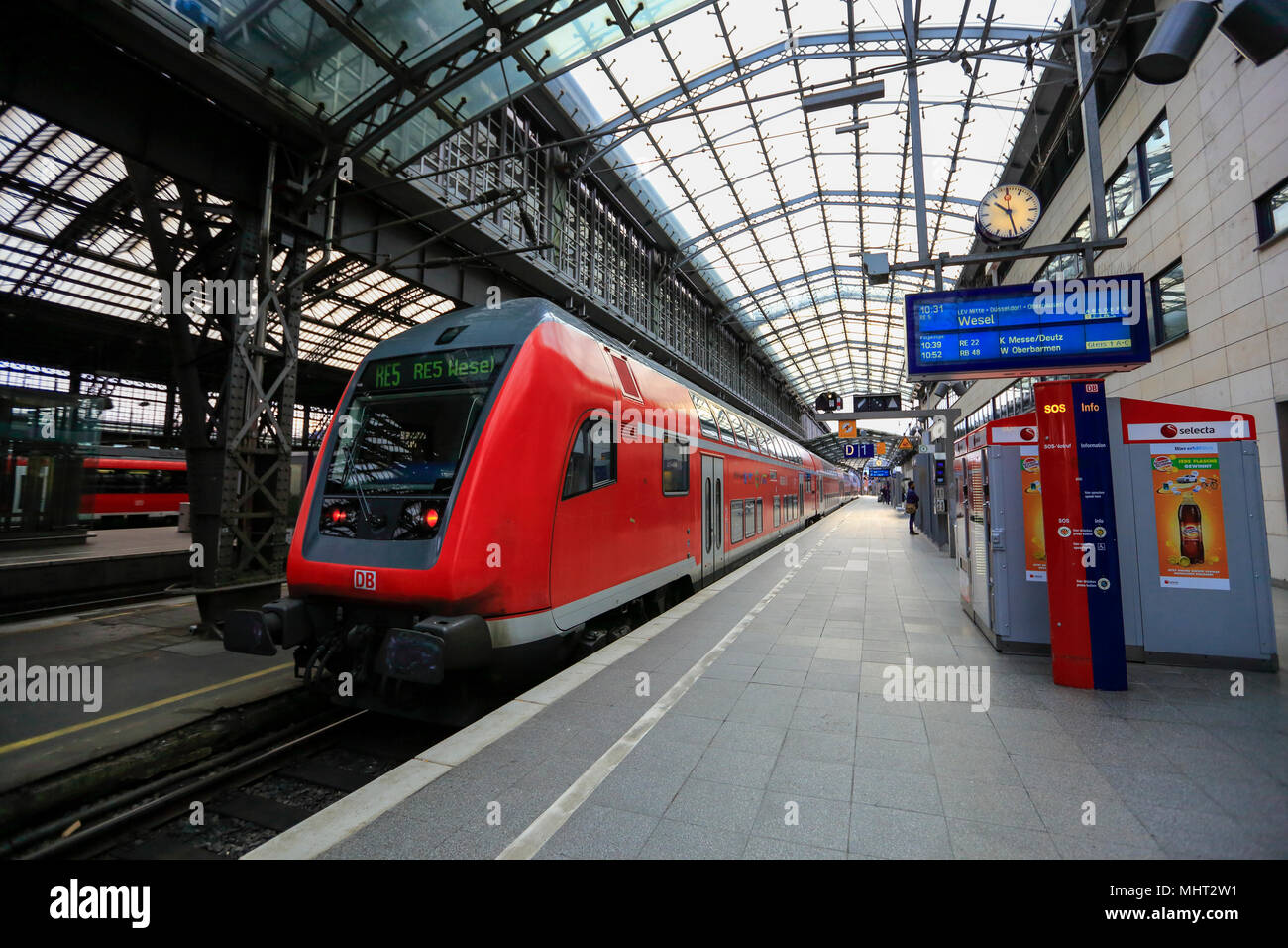 Cologne Central Railway Station in Cologne, North Rhine-Westphalia ...
