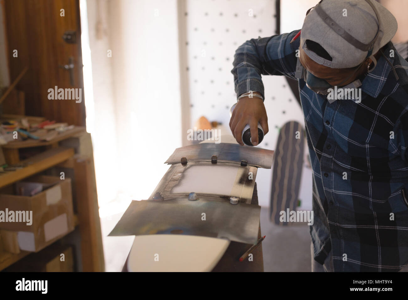 Man spray painting hi-res stock photography and images - Alamy