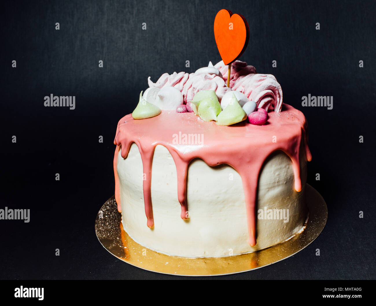 Cake with black background hi-res stock photography and images - Alamy