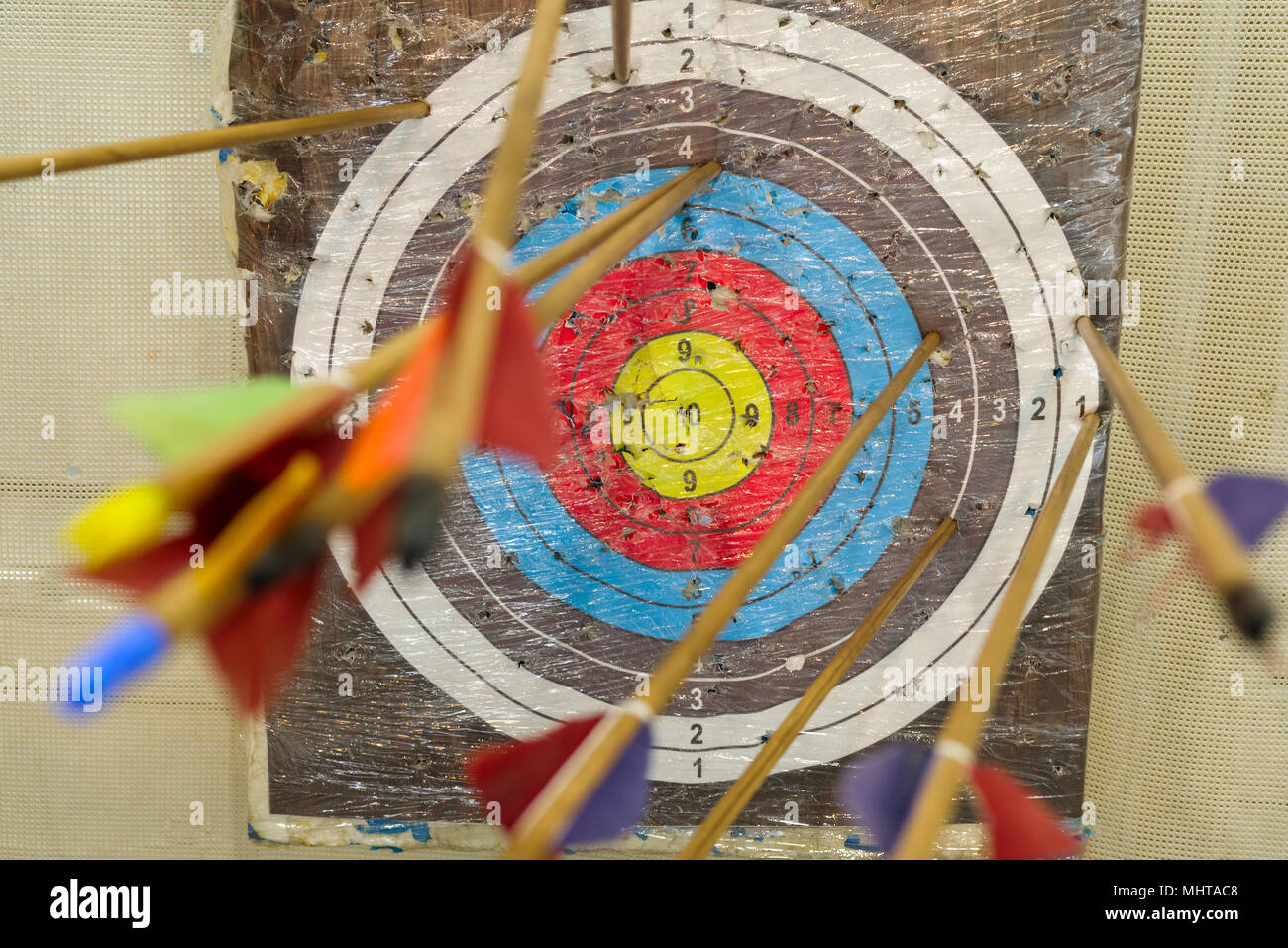Man board white arrows hi-res stock photography and images - Alamy