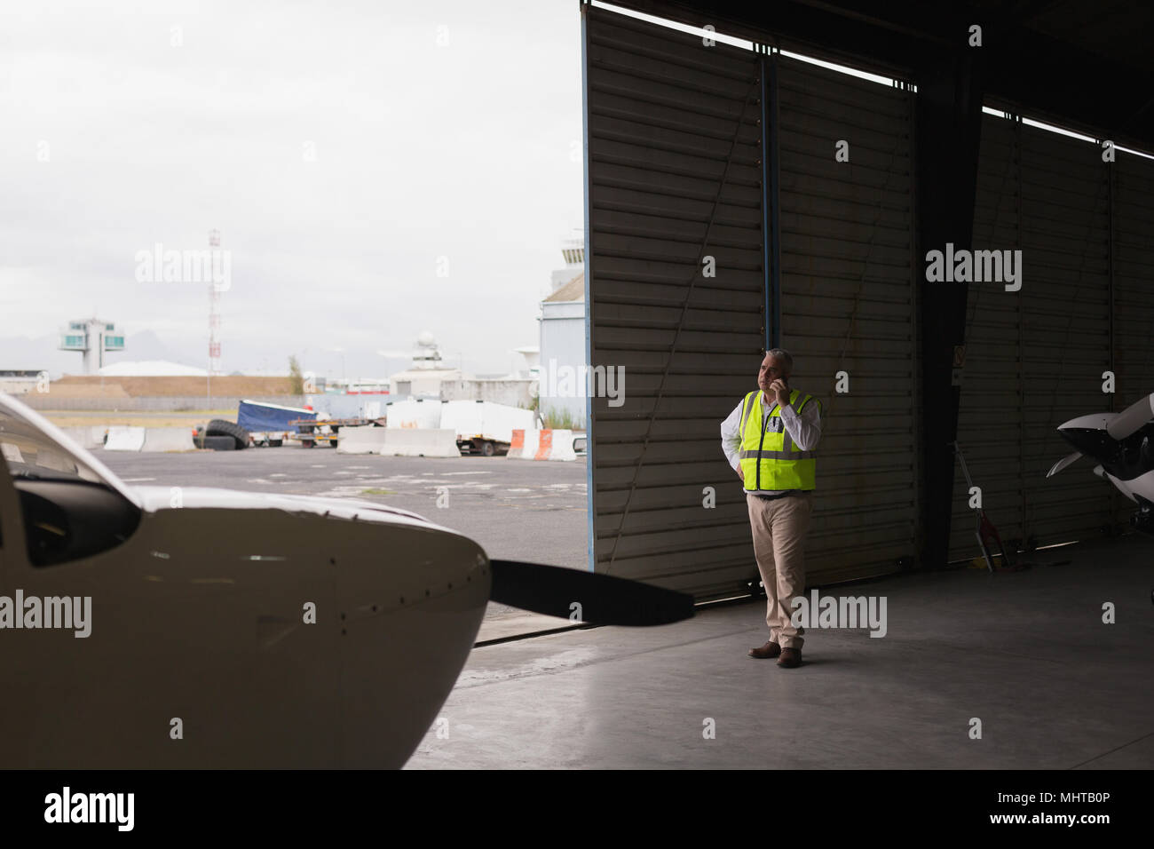 Mobile aircraft maintenance hi-res stock photography and images - Alamy