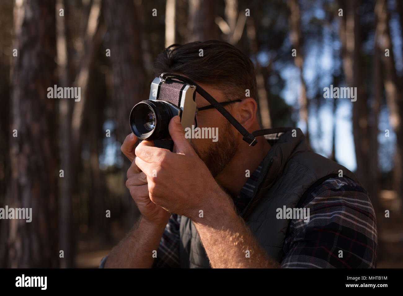 Man clicking photo with vintage camera in forest Stock Photo - Alamy Man clicking photo with vintage camera in forest Stock Photo - Alamy