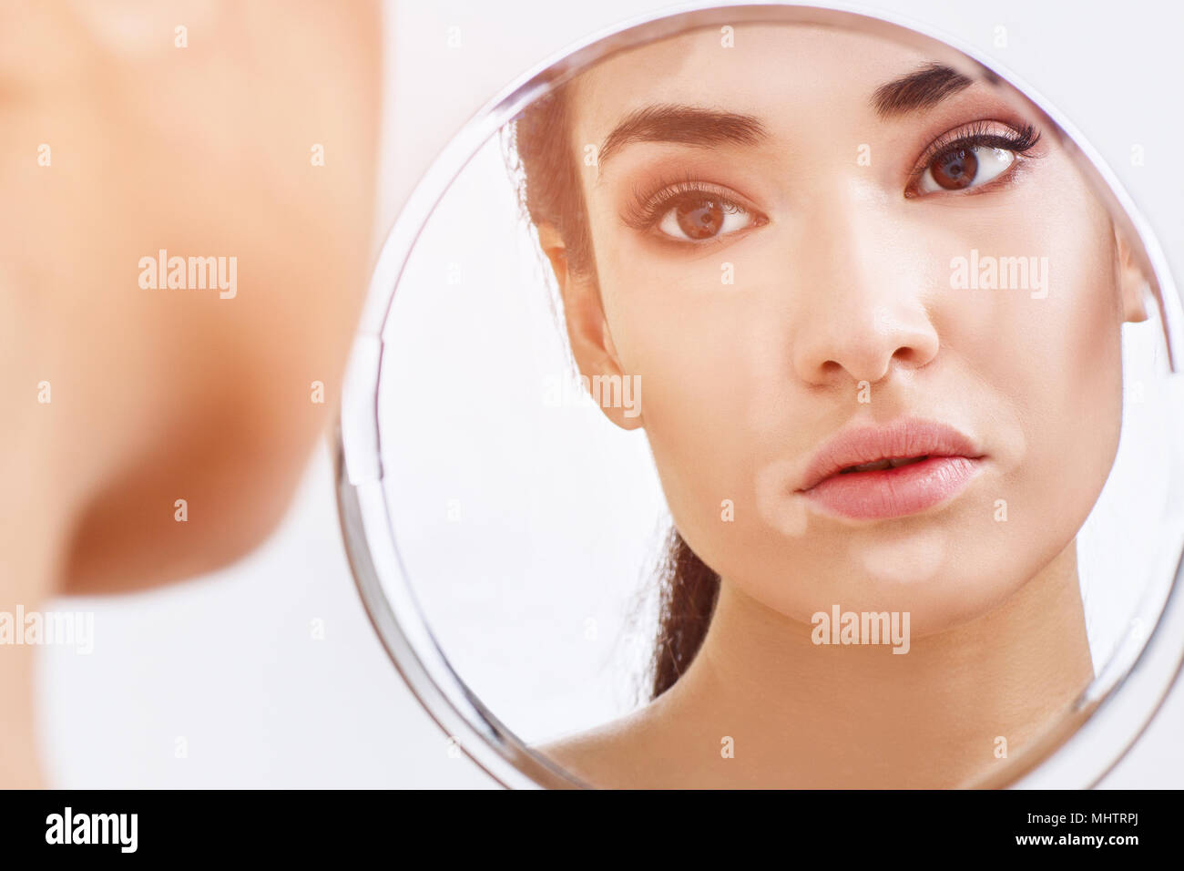Brunette in the mirror hi-res stock photography and images - Alamy