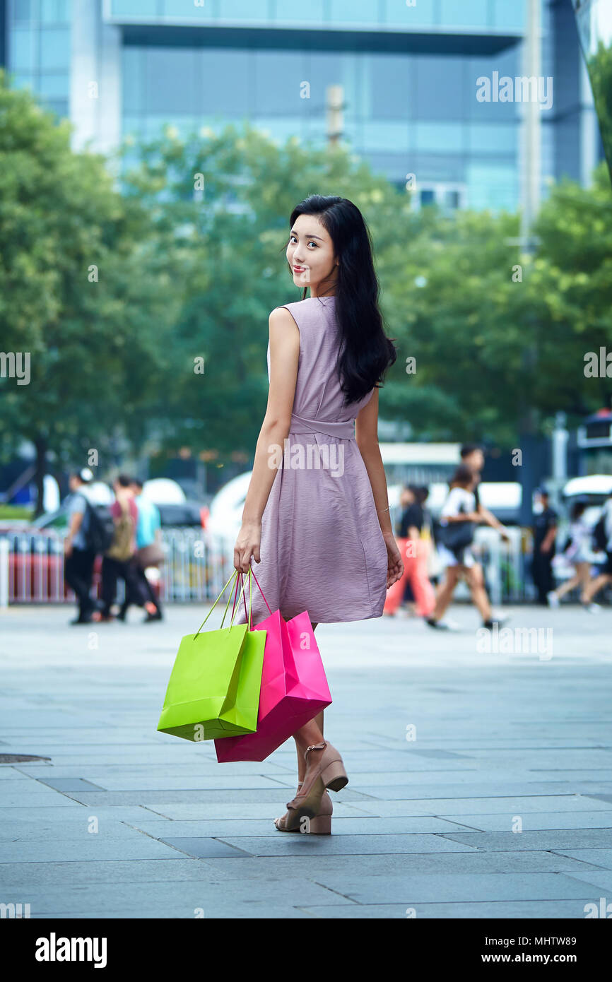 Young women go shopping shopping Stock Photo - Alamy