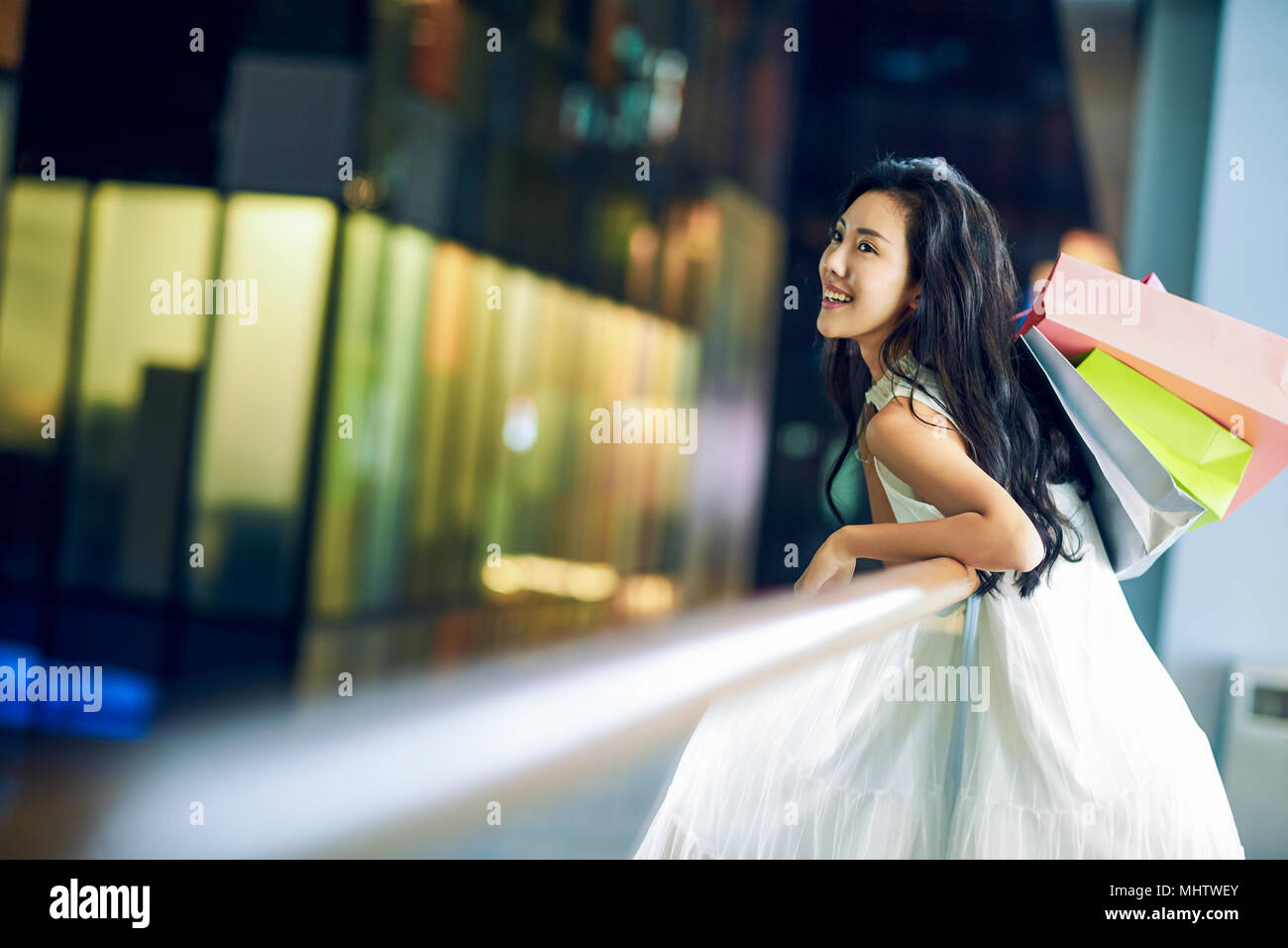 Young women go shopping shopping Stock Photo - Alamy