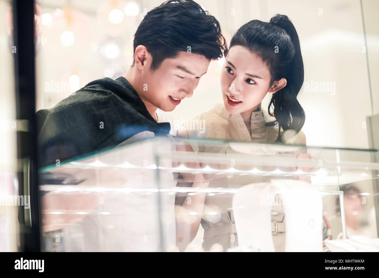 Indian couple at shopping counter hi-res stock photography and images ...
