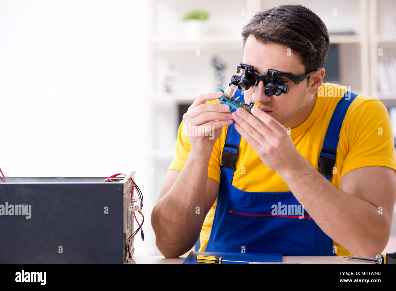 Computer repair technician repairing hardware Stock Photo - Alamy