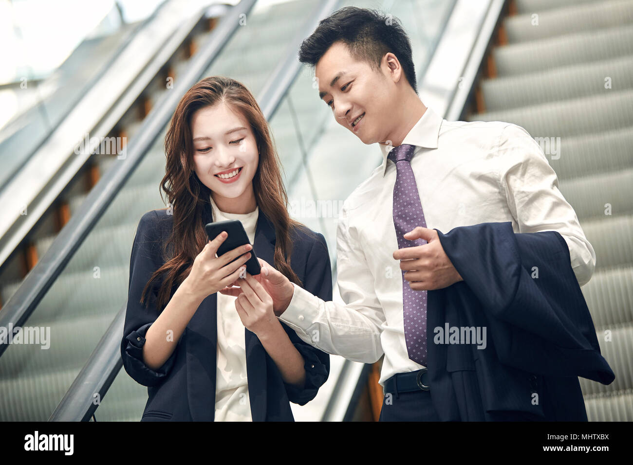 Business people use mobile phones Stock Photo - Alamy