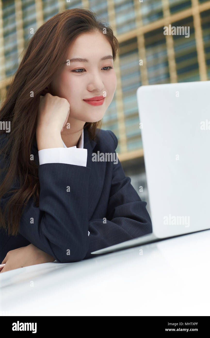To use a computer in the outdoor business women Stock Photo - Alamy