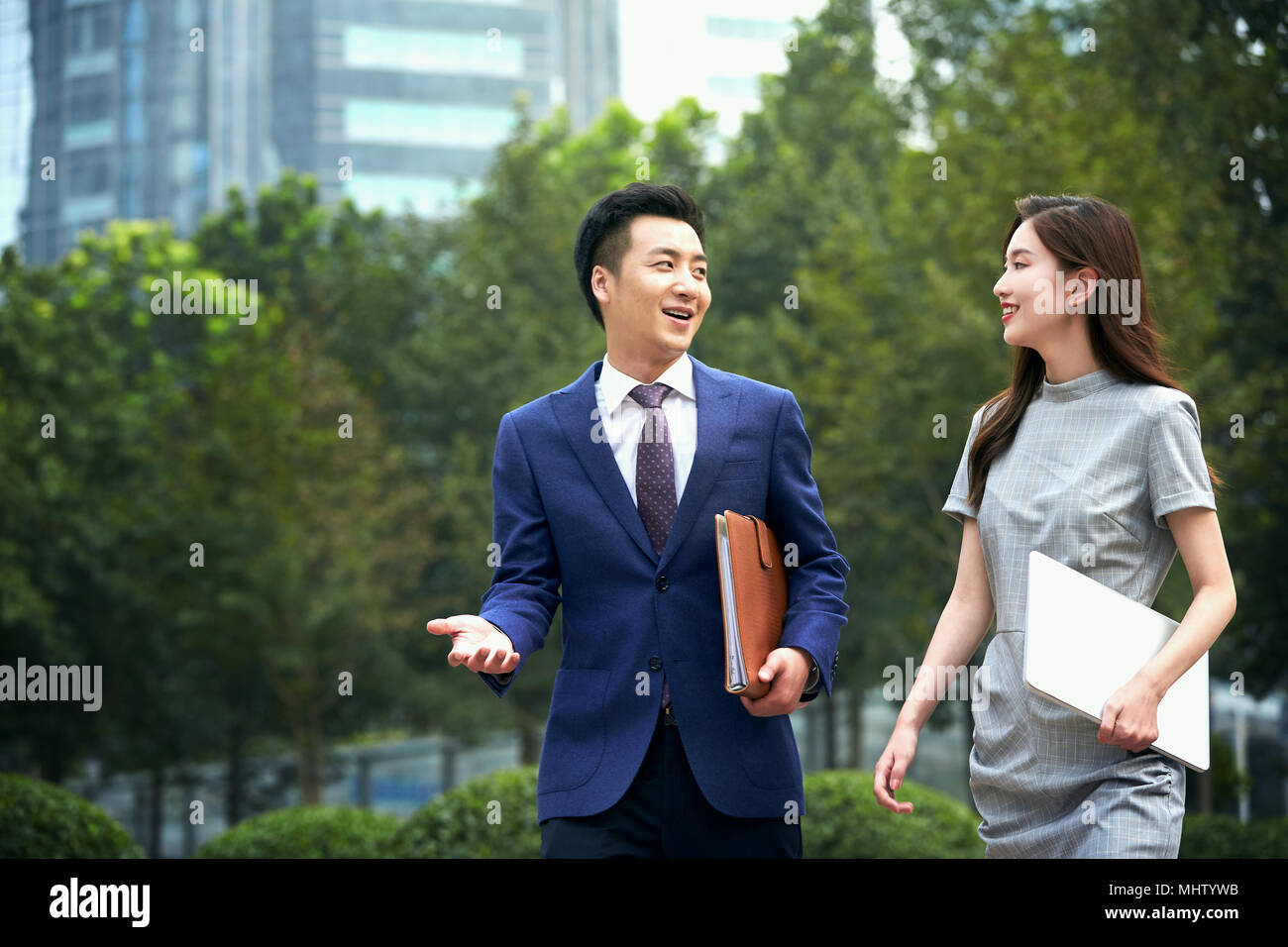 Business people walk while talking about Stock Photo - Alamy