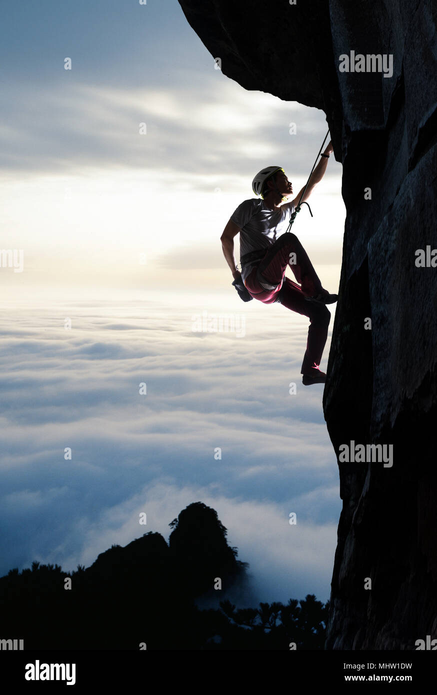 Man looking over a cliff hi-res stock photography and images - Alamy