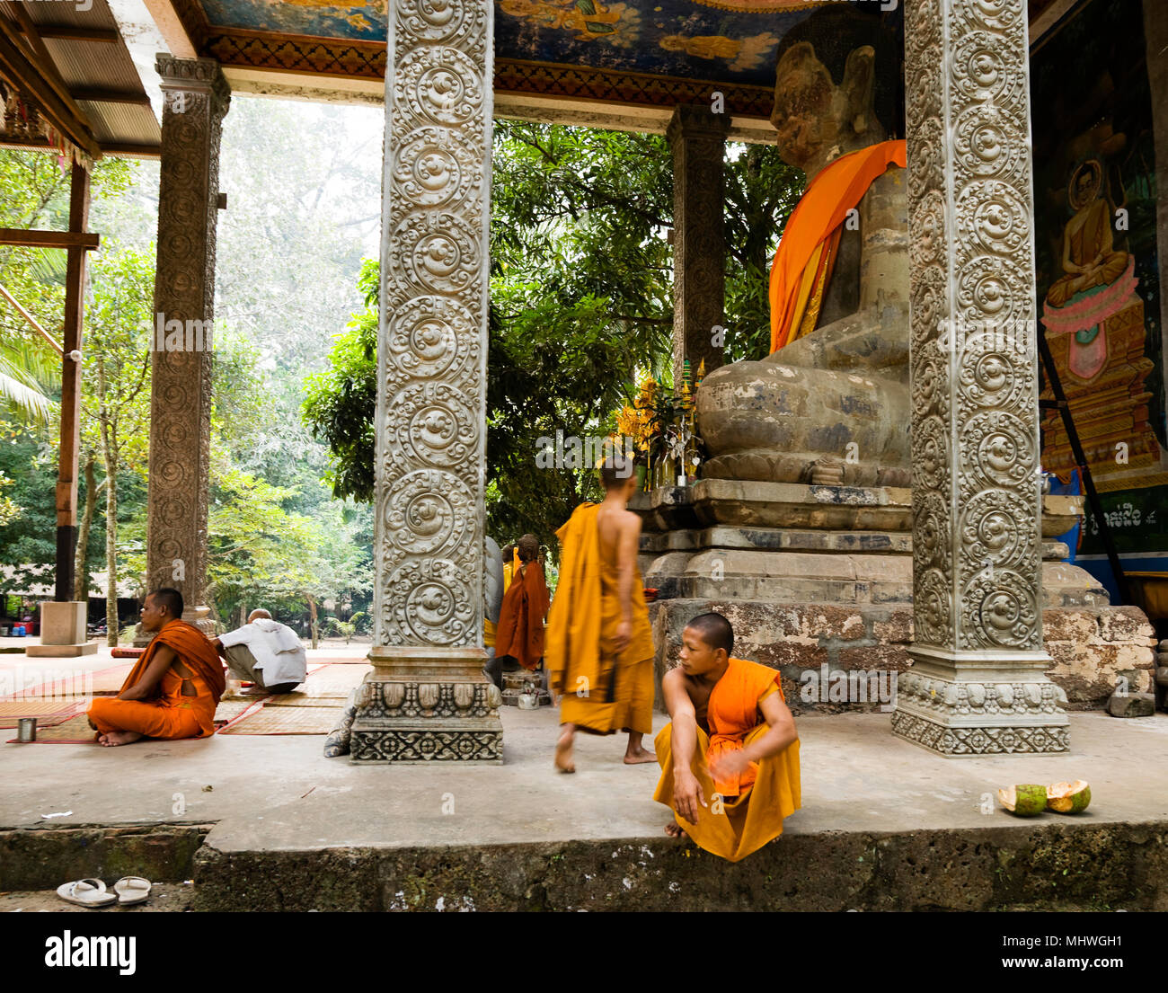 Angkor; Buddhist monks at Angkor Thom Pagoda Stock Photo - Alamy