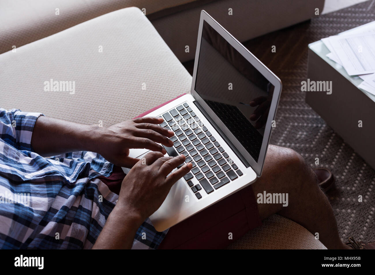 Man senior laptop sofa hi-res stock photography and images - Alamy
