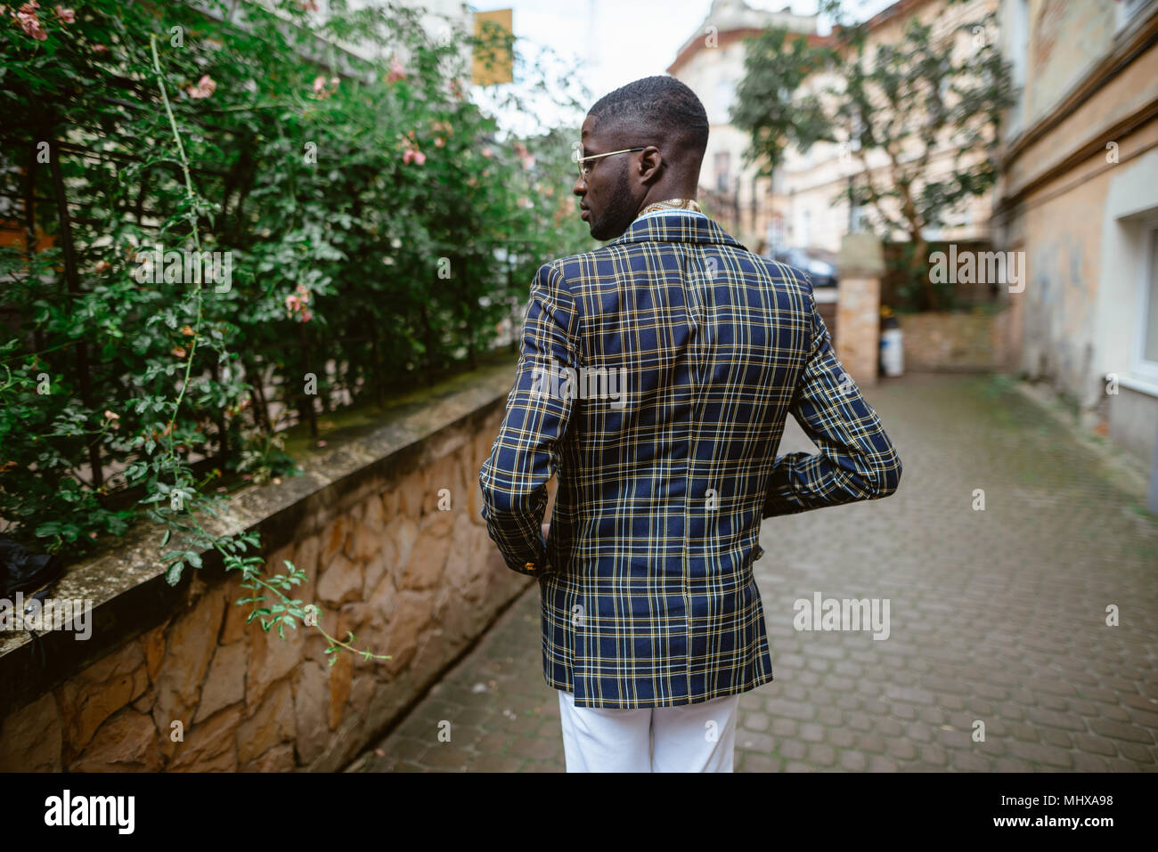 Businesspeople, fashion and modern urban lifestyle concept. Well ...