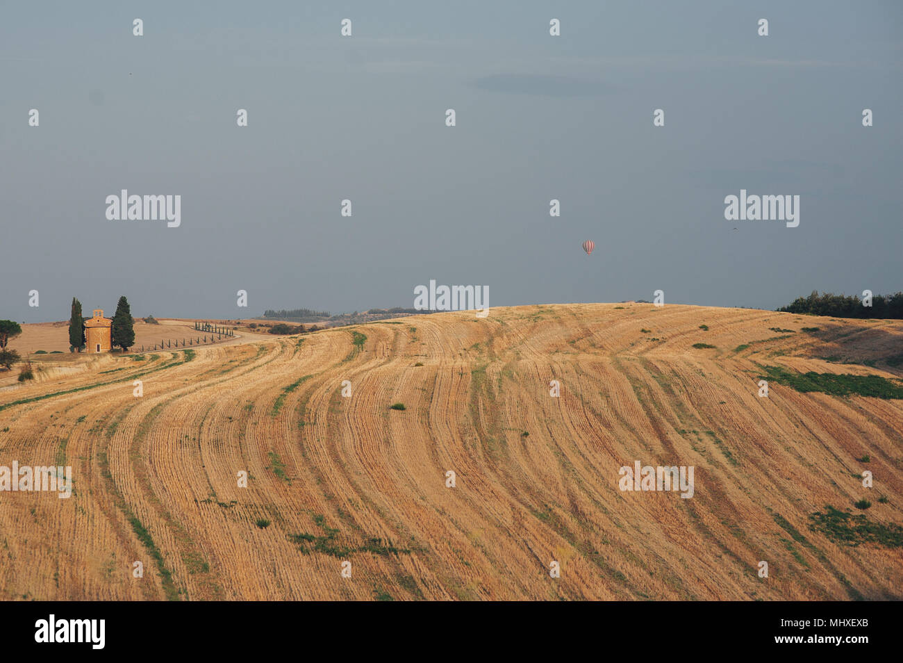 Tuscany landscape at sunrise. Typical for the region tuscan farm house ...