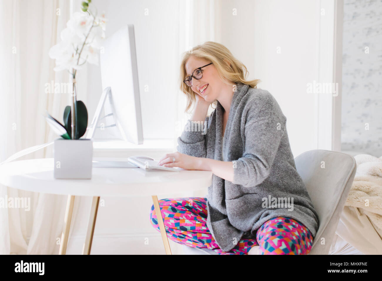 Woman typing computer hi-res stock photography and images - Alamy