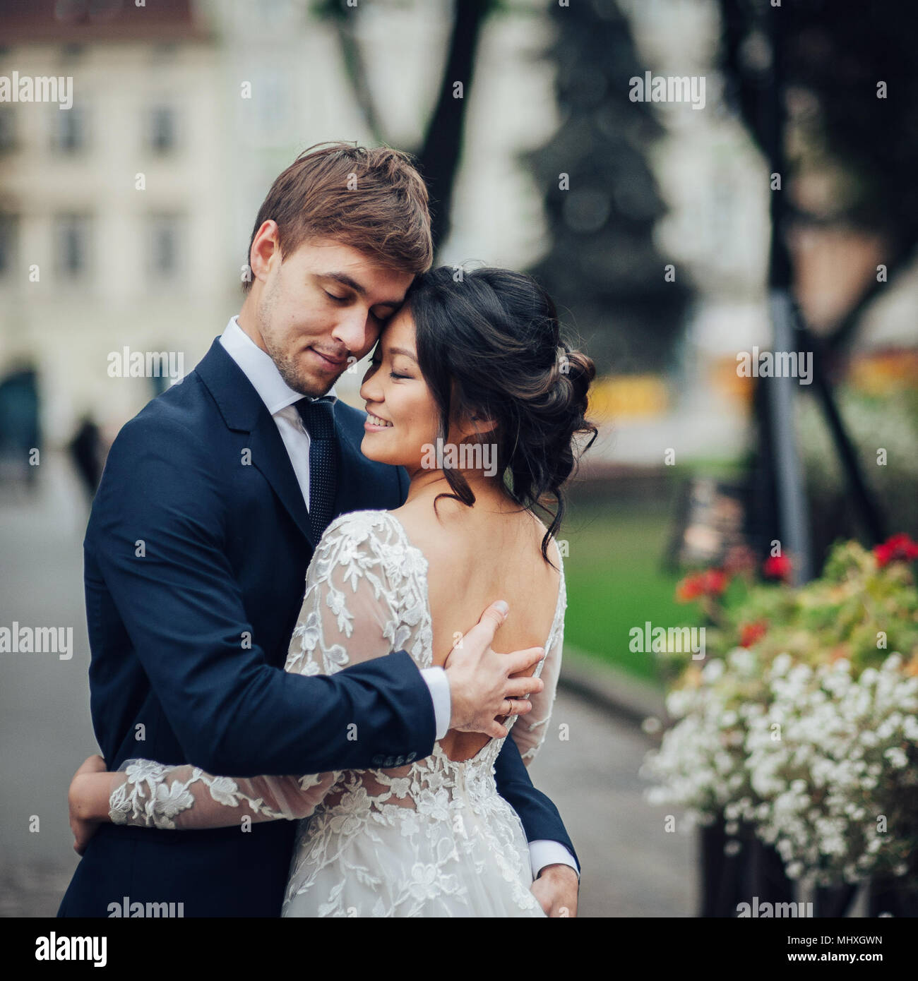 Asian bride hi-res stock photography and images - Alamy
