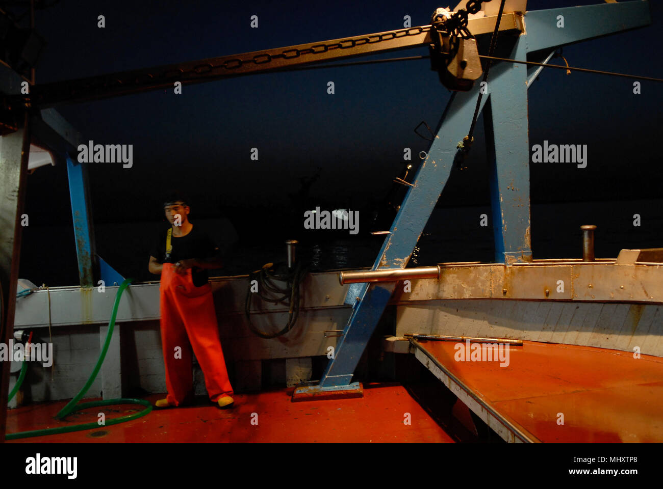 Immigrants boat italy hi-res stock photography and images - Alamy
