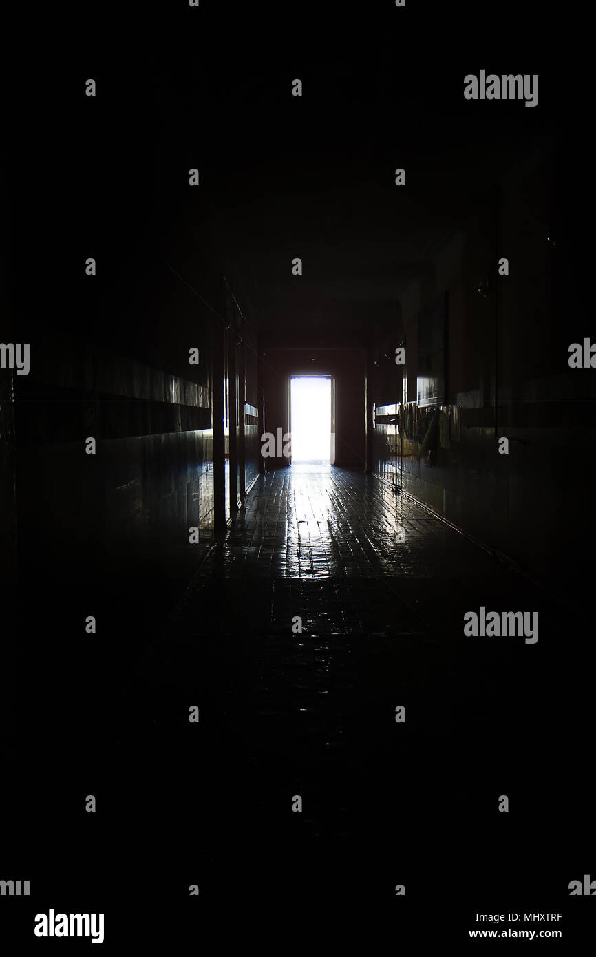 Dark and scary passage hi-res stock photography and images - Alamy