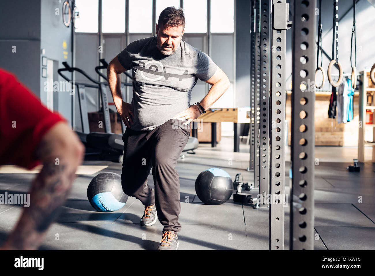 Man lunging gym hi-res stock photography and images - Alamy