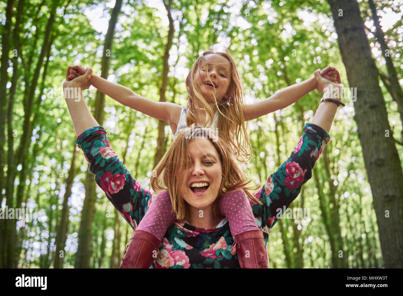 Giving daughter shoulder ride hi-res stock photography and images - Alamy