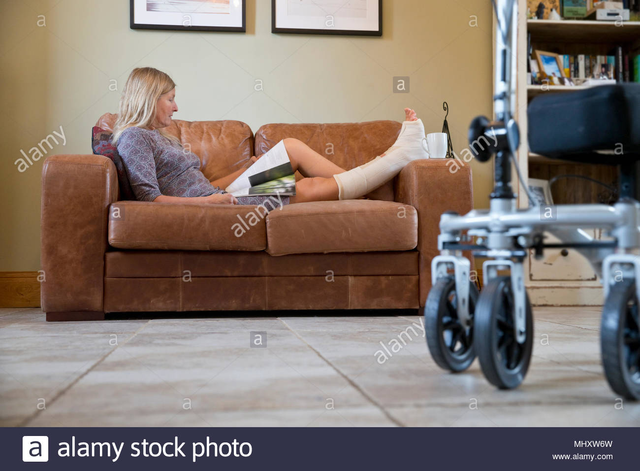 Plaster Cast Leg Stock Photos & Plaster Cast Leg Stock Images - Alamy