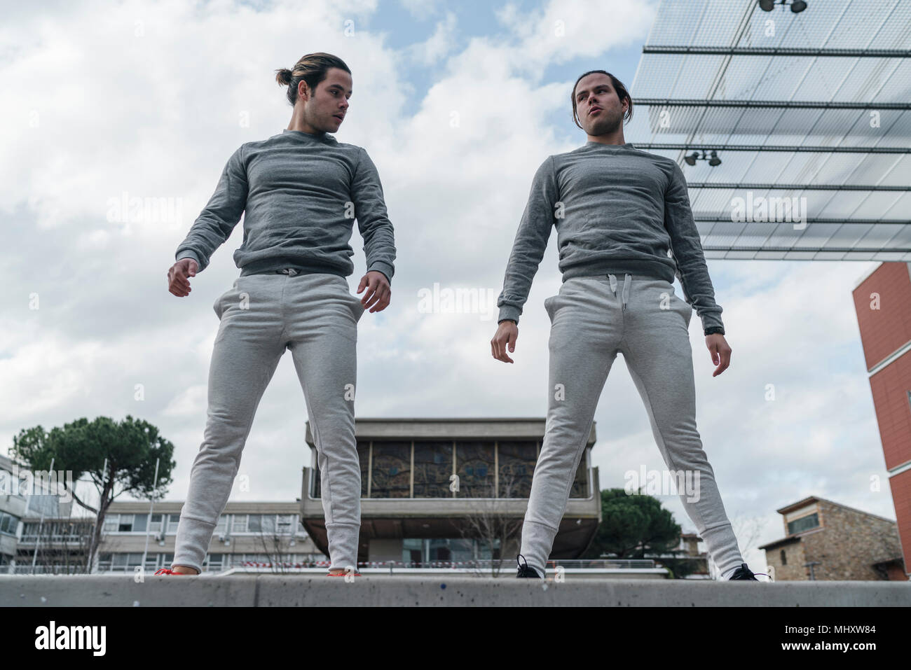 Adult identical twins hi-res stock photography and images - Alamy