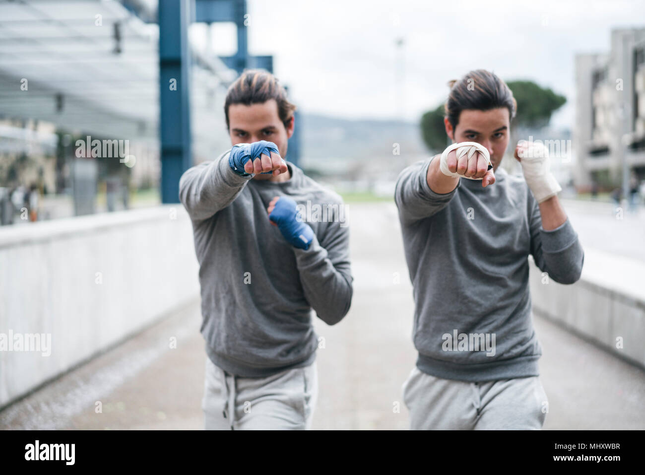 Brothers fighting hi-res stock photography and images - Alamy