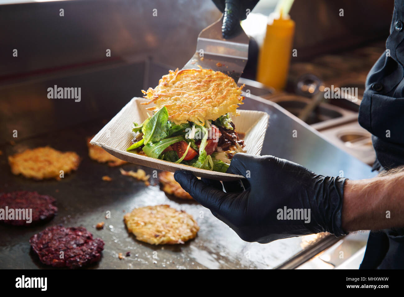 Preparing fast food hi-res stock photography and images - Alamy