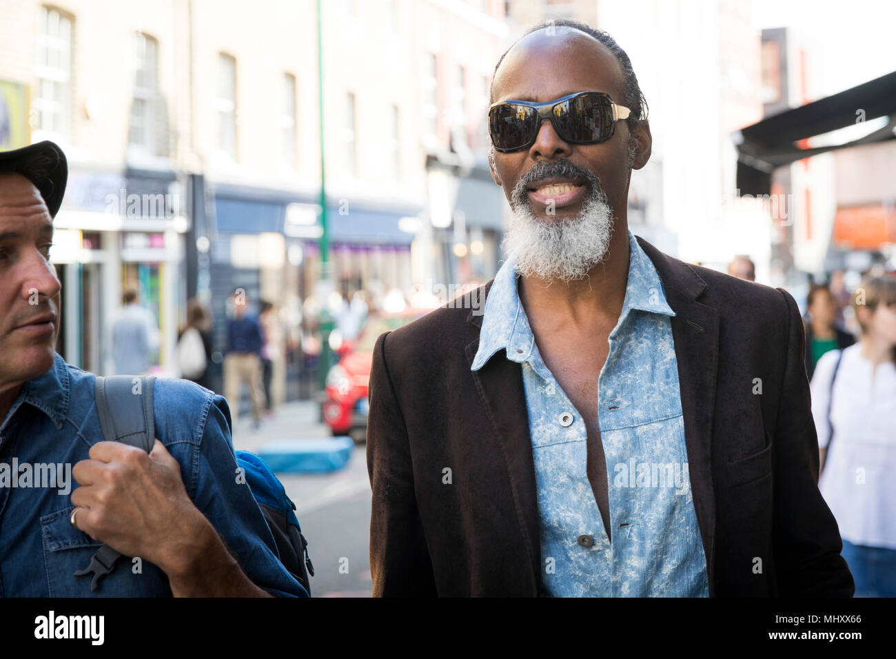 Young friends city uk hi-res stock photography and images - Alamy