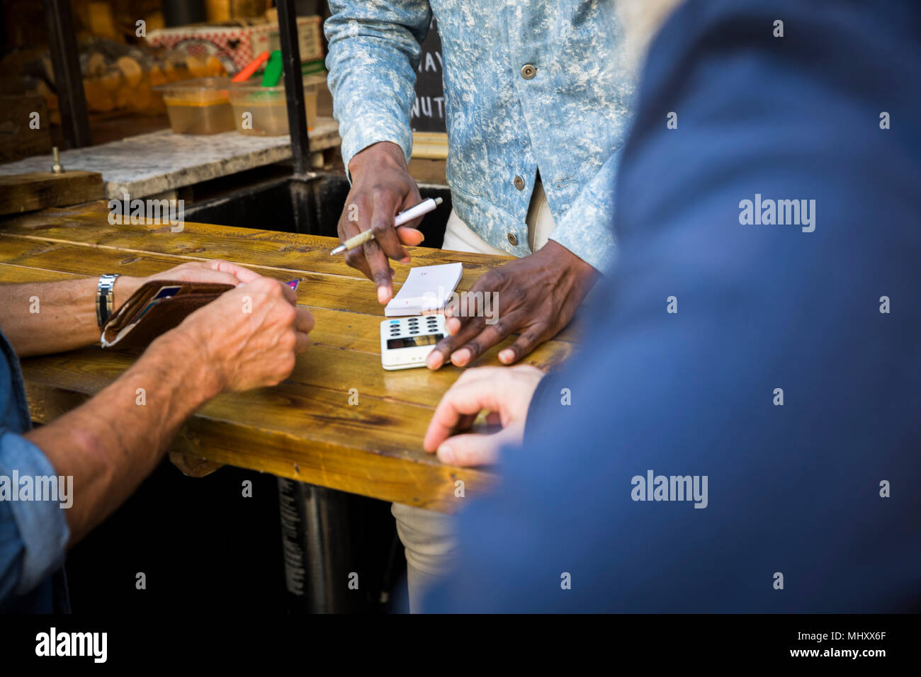 Vendor counter hi-res stock photography and images - Alamy
