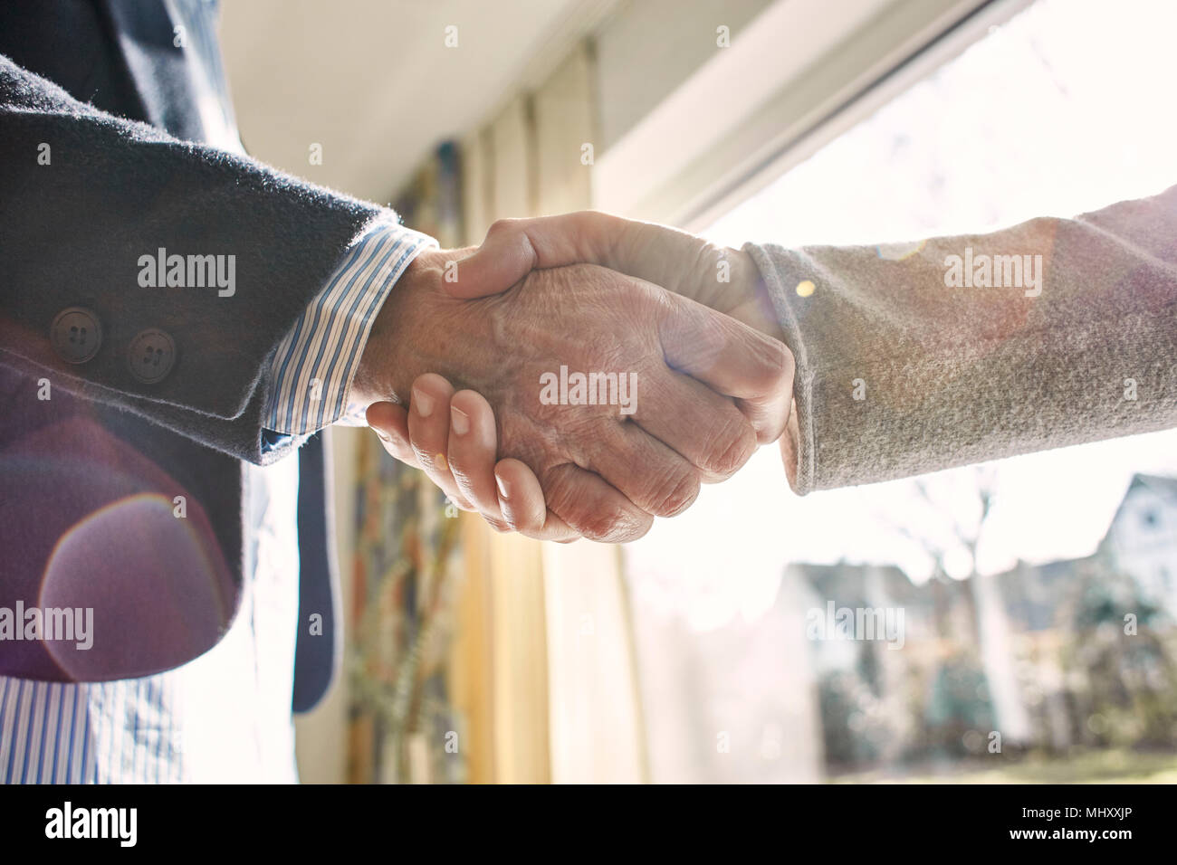 Two business women shaking hands hi-res stock photography and images ...