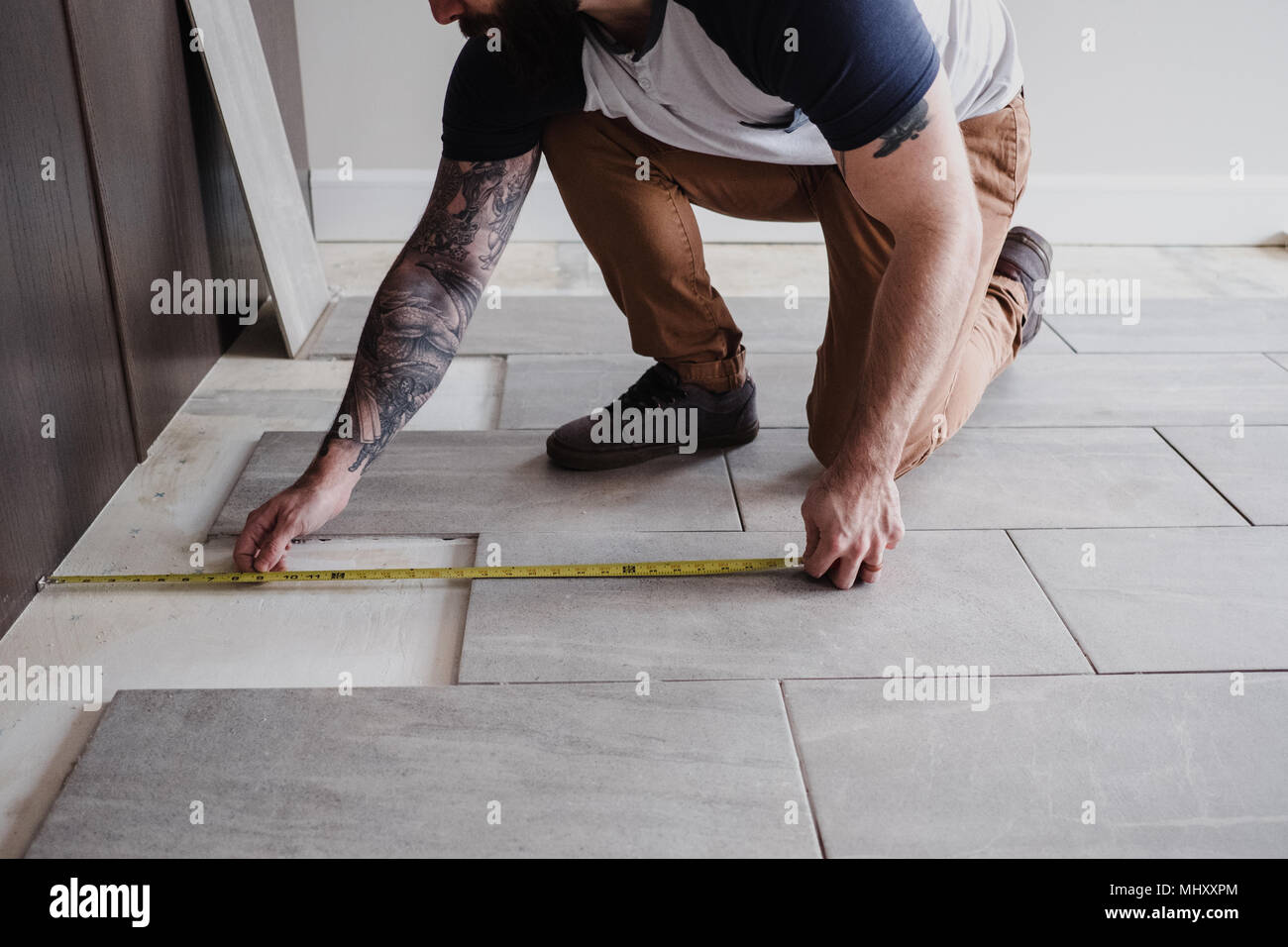 Man measuring hi-res stock photography and images - Alamy