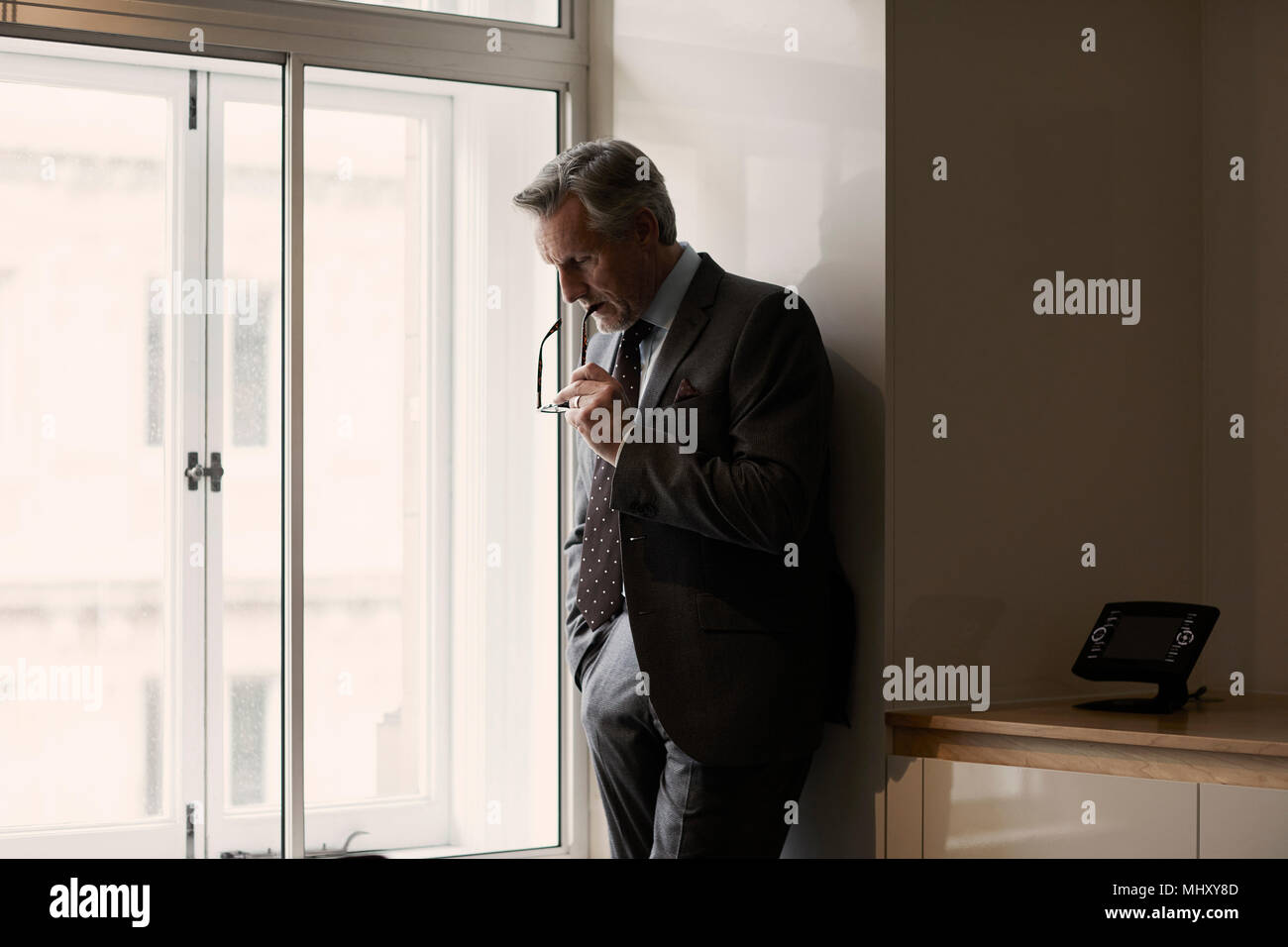 Old man leaning against wall hi-res stock photography and images - Alamy