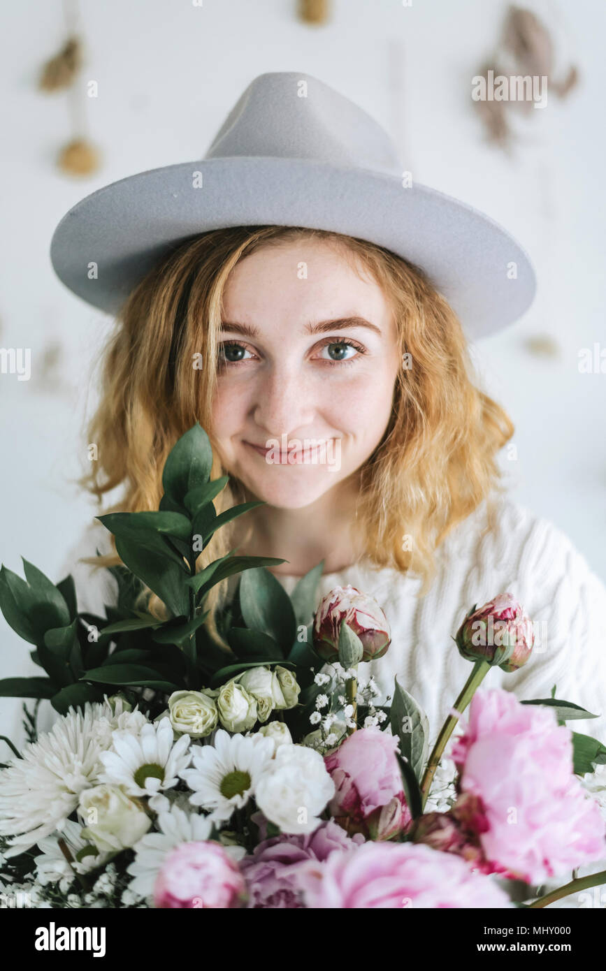 Holding bunch flowers hi-res stock photography and images - Alamy