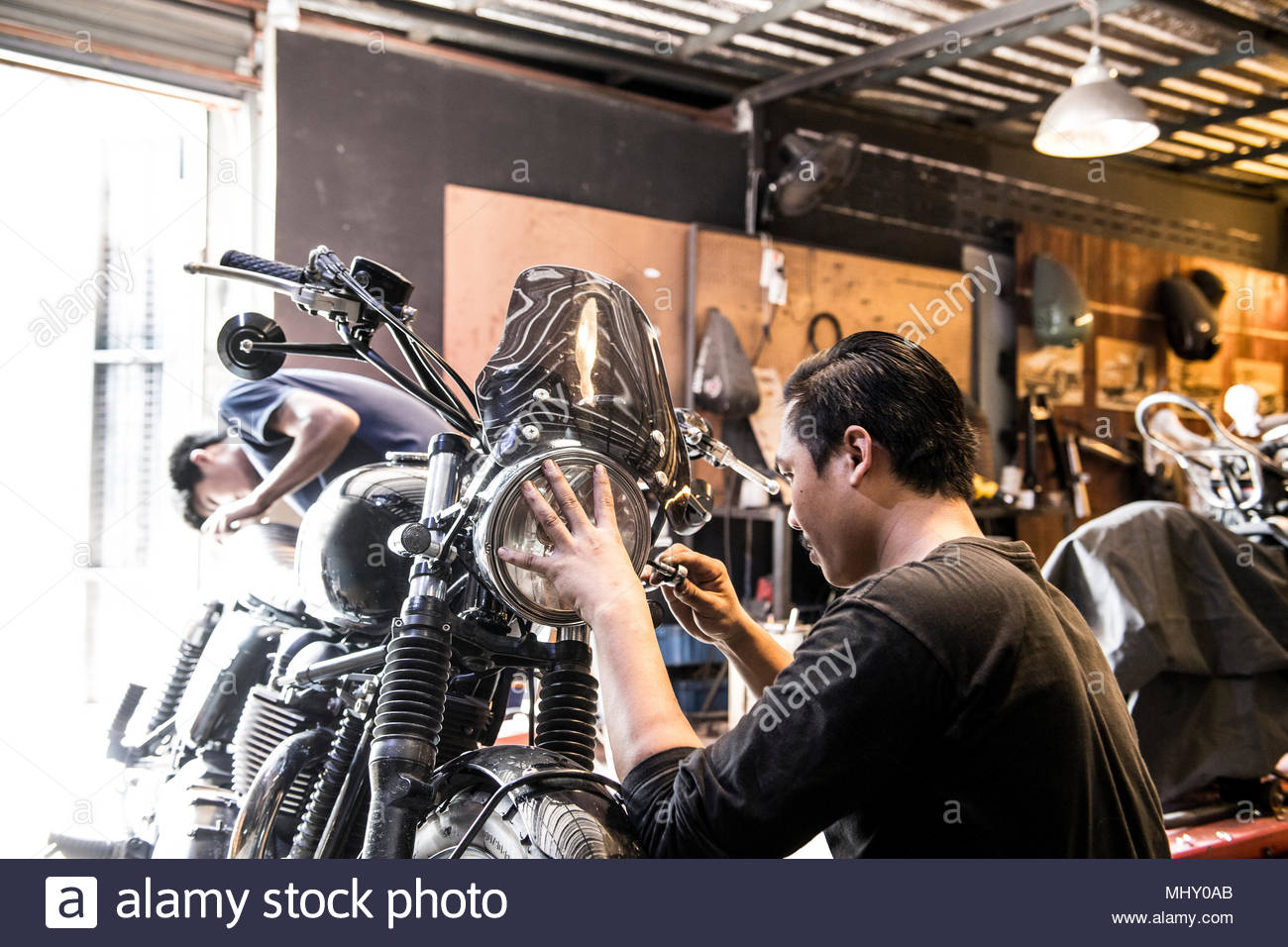 Mechanic Shop Bangkok Thailand Stock Photos & Mechanic Shop Bangkok ...