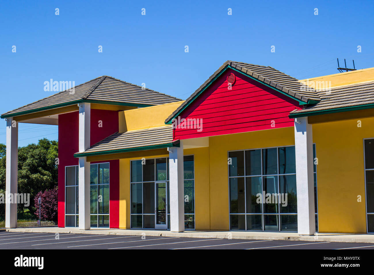 Vacant Corner Store Front building Stock Photo - Alamy