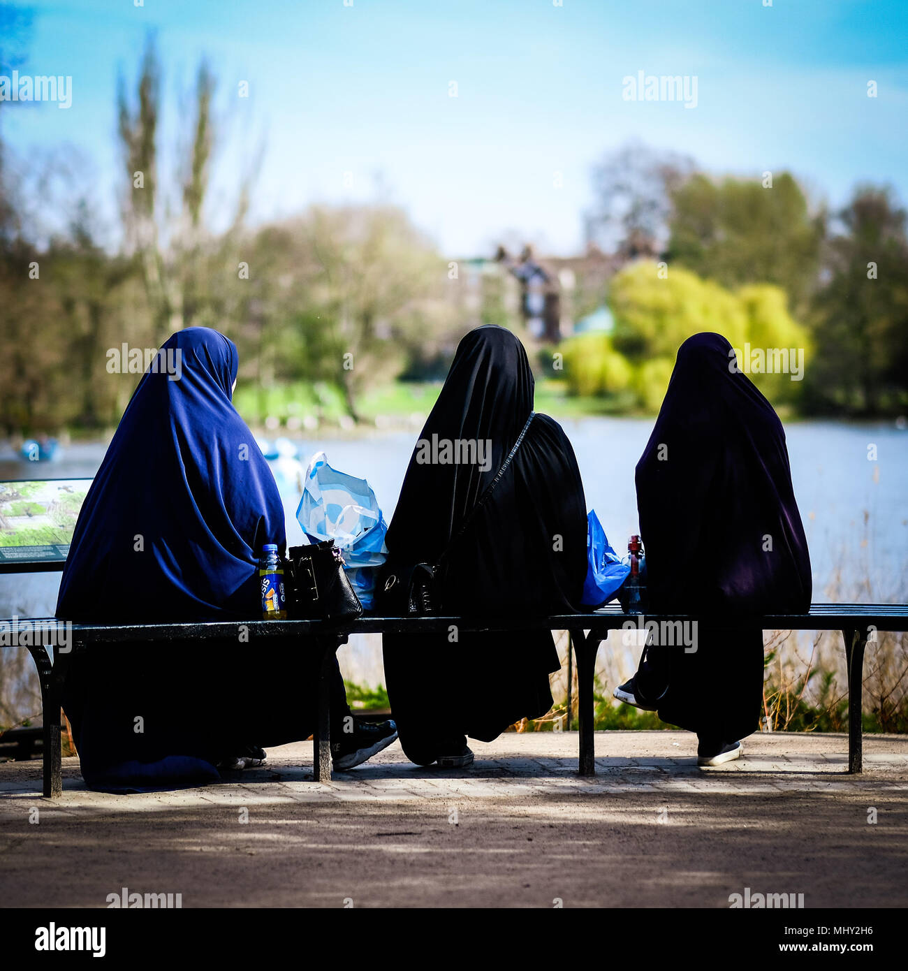 Women wearing burkas hi-res stock photography and images - Alamy