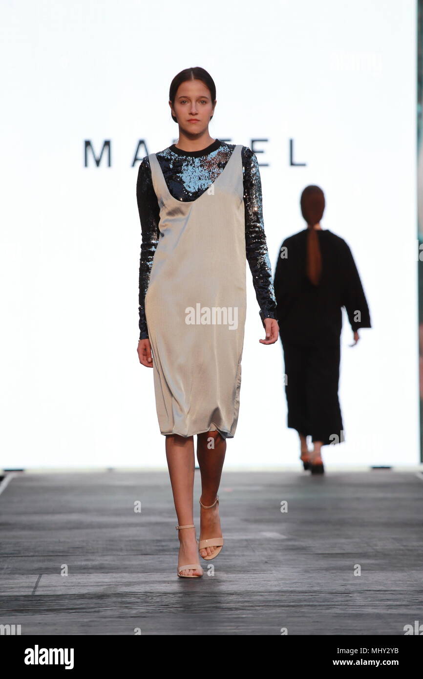 Fashion catwalk model hi-res stock photography and images - Alamy