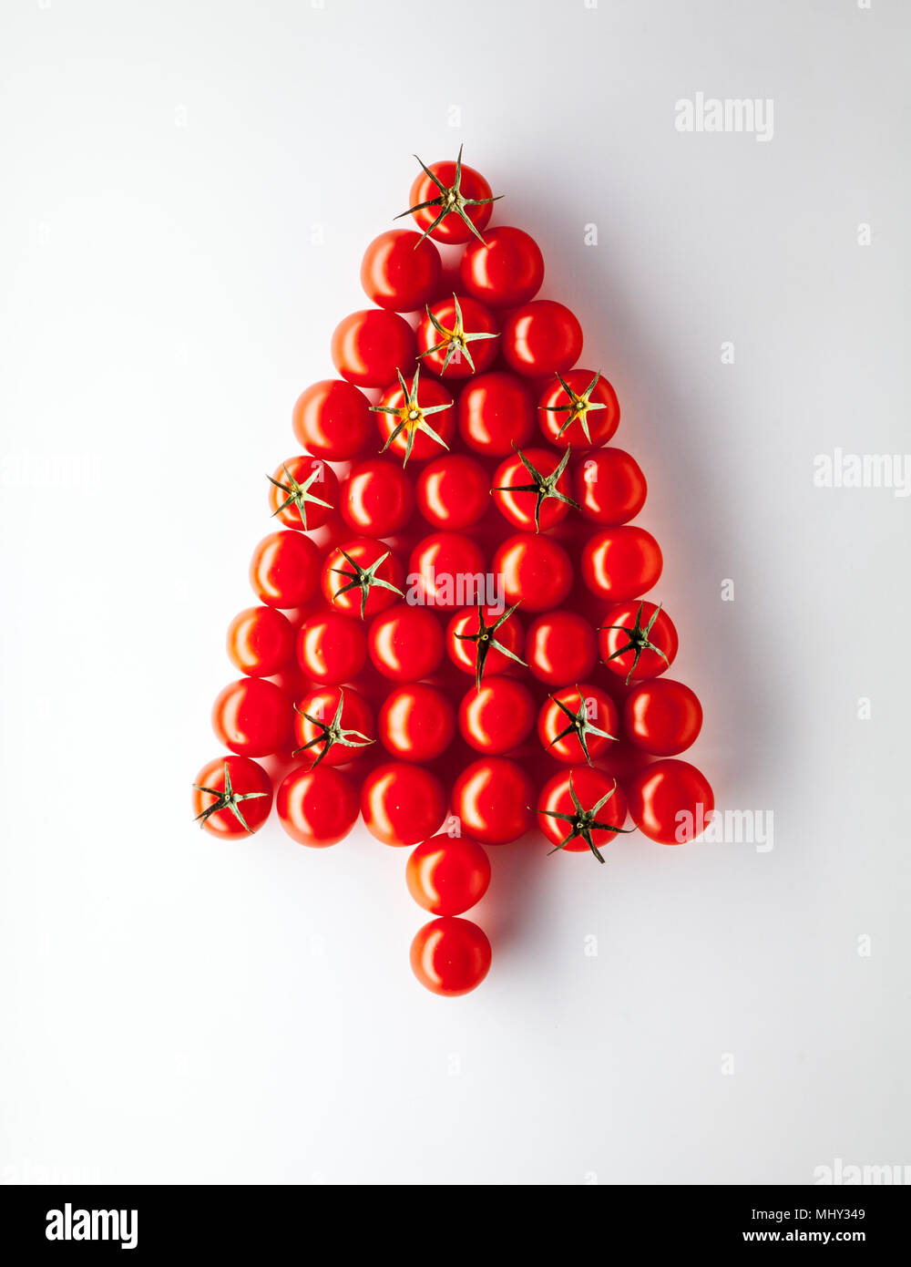 icon of a christmas tree made of tomatoes Stock Photo - Alamy